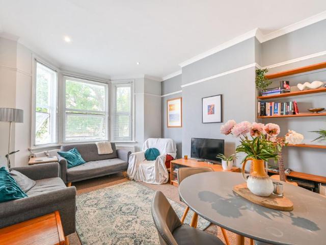 Oaklands Road, Cricklewood, London, NW2 2 bed flat to rent £2,300 pcm £531 pw