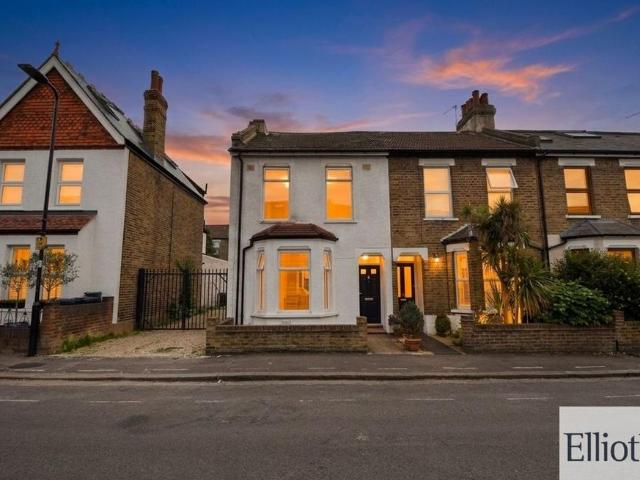 Oaklands Road, London W7 4 bed end of terrace house to rent £3,500 pcm £808 pw