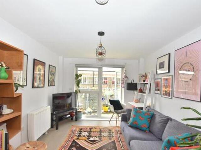 Oakleigh Court, London, 1 Bedroom Apartment