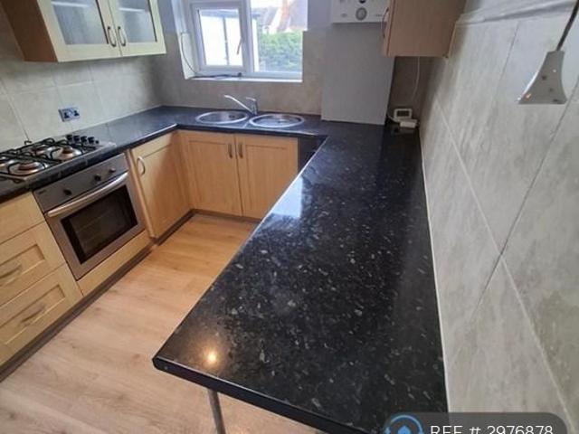 Oakleigh Park Drive, Leigh On Sea, SS9 2 bed flat to rent £1,380 pcm £318 pw
