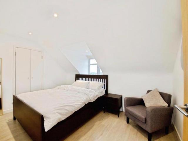 Oakleigh Road North, London 2 bed flat to rent £1,750 pcm £404 pw