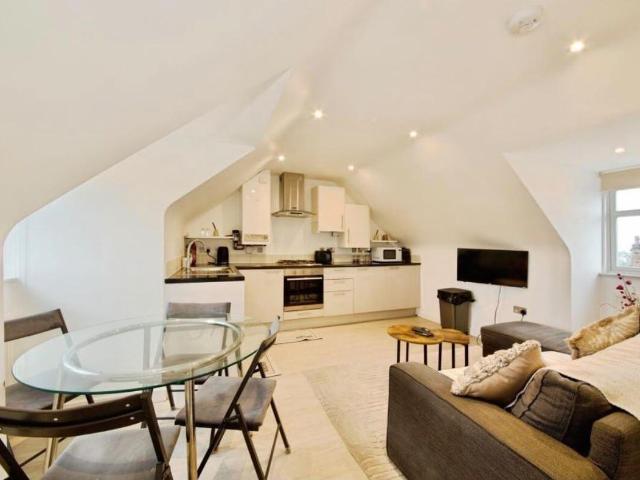Oakleigh Road North, London N20, 2 bed flat to rent, £1,800 pcm | PrimeLocation