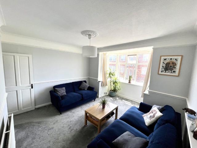 Oakleigh Road North, Whetstone N20, 2 bed flat to rent, £1,800 pcm | PrimeLocation