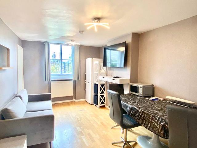 Oakley square Room 2