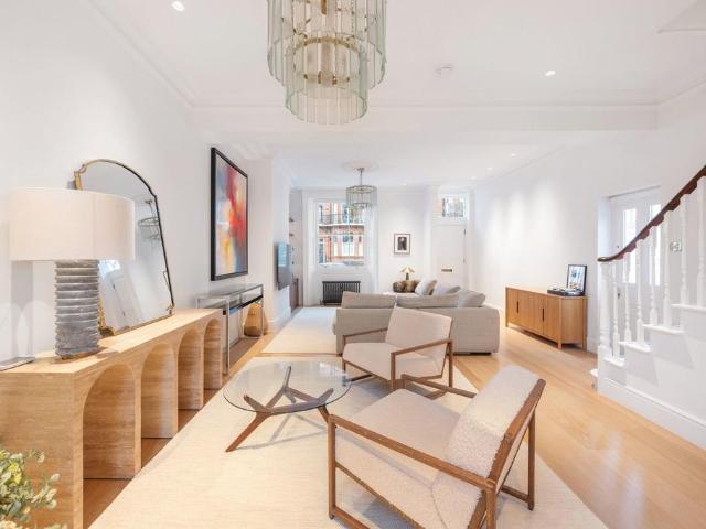 Oakley Street, London SW3 4 bed end of terrace house to rent £15,990 pcm £3,690 pw