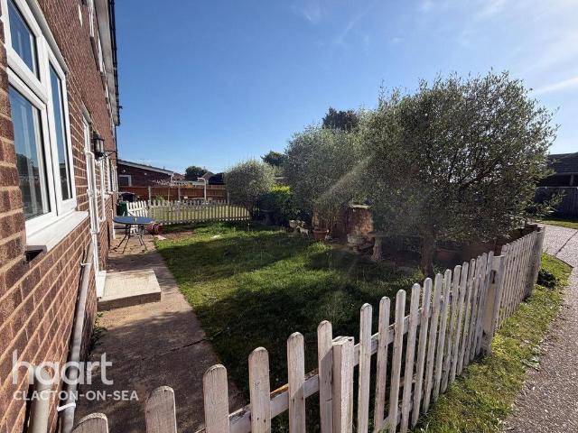 Oakley Road, Harwich 2 bed flat to rent £1,000 pcm £231 pw