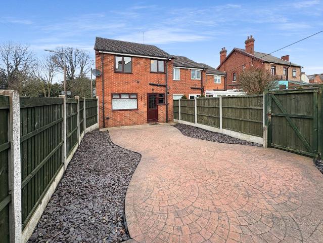 Oakleys Road, Long Eaton, Nottingham NG10, 3 bed town house to rent, £1,100 pcm | PrimeLocation