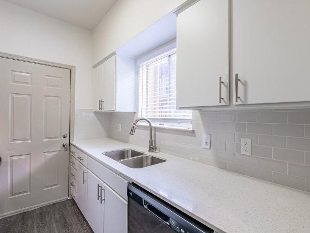 Oaks at Spring Valley 3 Bedroom Apartment for Rent at 740 W Spring Valley Rd, Richardson, TX 75080