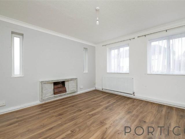 Oaks Lane, IG2 3 bed house to rent £2,400 pcm £554 pw