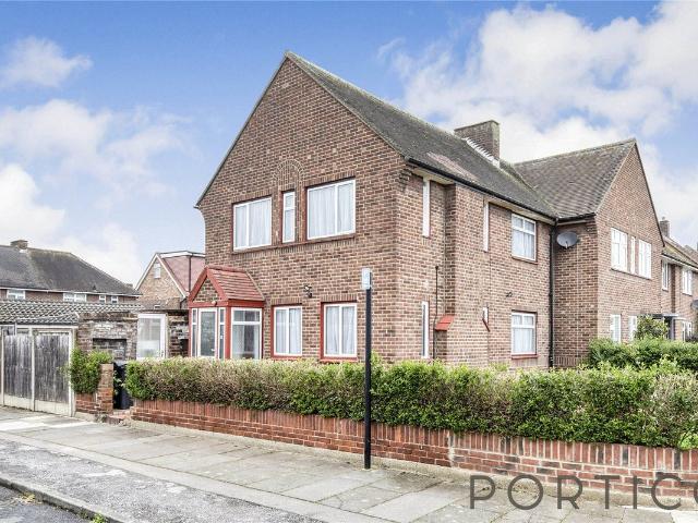 Oaks Lane IG2, 3 bed property to rent, £2,400 pcm | PrimeLocation
