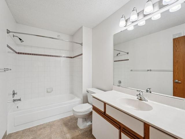 Oaks Lincoln Apartments 1 Bedroom Apartment for Rent at 5200 Lincoln Dr, Edina, MN 55436