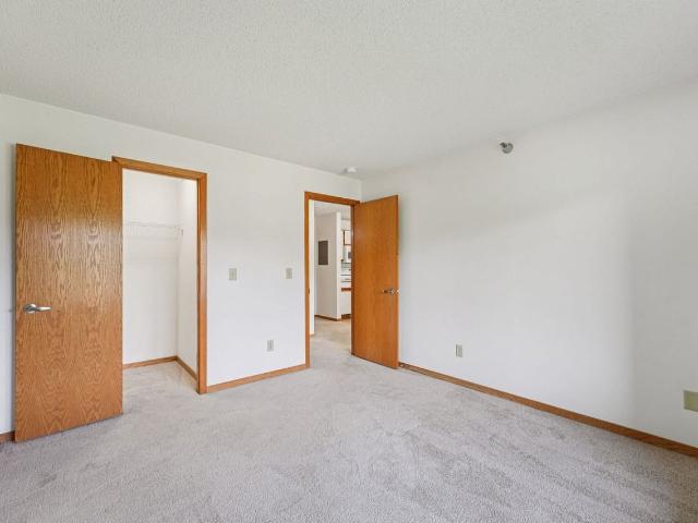Oaks Lincoln Apartments 2 Bedroom Apartment for Rent at 5200 Lincoln Dr, Edina, MN 55436