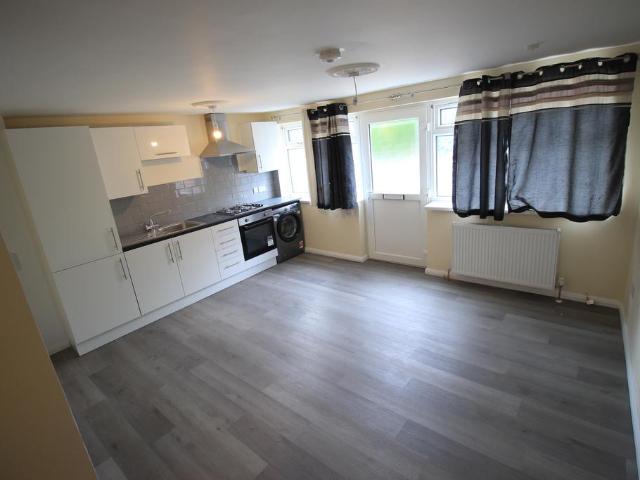 Oaks Road, Stanwell TW19 1 bed flat to rent £1,220 pcm £282 pw