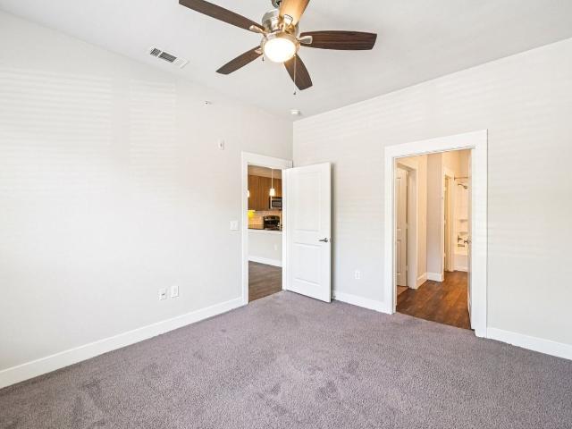 Oaks Trinity 1 Bedroom Apartment for Rent at 333 E Greenbriar Ln, Dallas, TX 75203