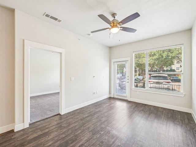 Oaks Trinity 2 Bedroom Apartment for Rent at 333 E Greenbriar Ln, Dallas, TX 75203