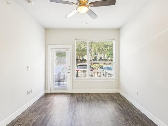 Oaks Trinity Studio Apartment for Rent at 333 E Greenbriar Ln, Dallas, TX 75203