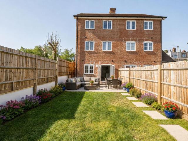 Oast Gardens, Pembury, TN2 3 bed semi detached house to rent £2,395 pcm £553 pw