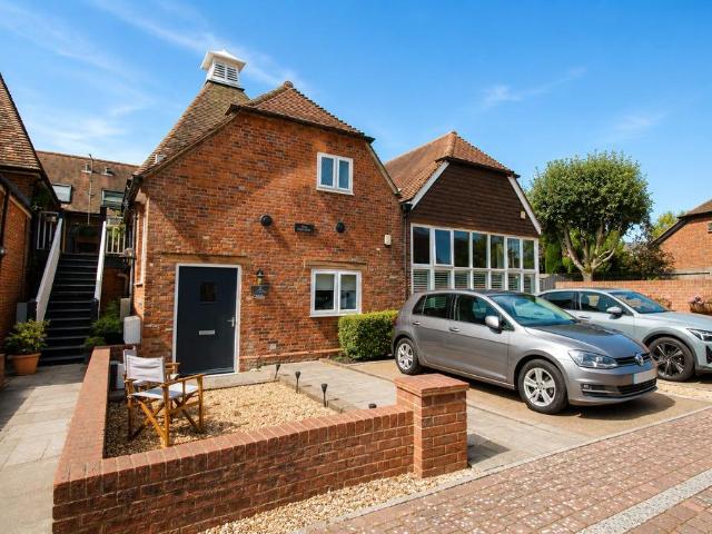 Oast Lane, Upper Froyle, Alton. 2 bed maisonette to rent £1,395 pcm £322 pw