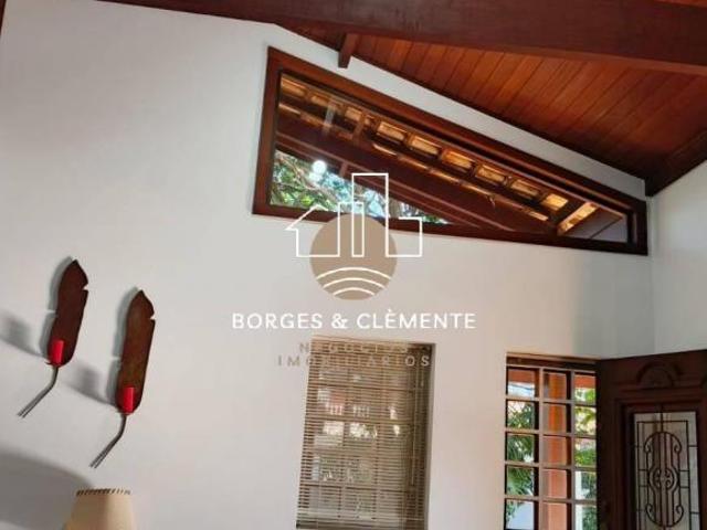 Oásis de Luxo no Jardim Floresta: Estilo Chácara com 7 Dormitórios
