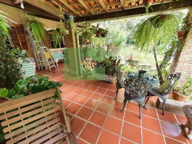 Oásis Natural! Chácara com Lago e Casa Estilo Colonial!