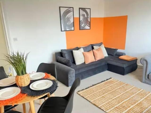 Oatland Court, Leeds LS7, 2 bed flat to rent, £1,350 pcm | PrimeLocation