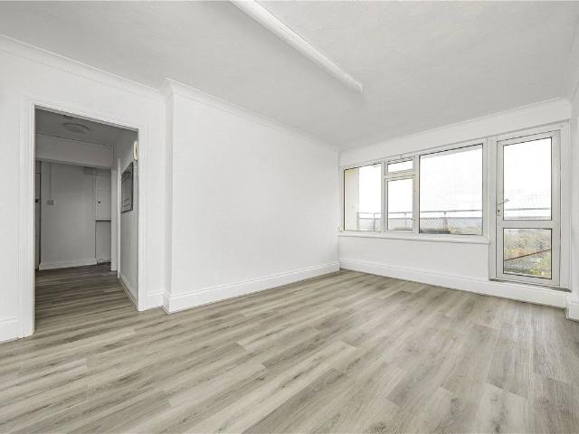 Oatlands Court, London SW19, 2 bed flat to rent, £2,000 pcm | PrimeLocation