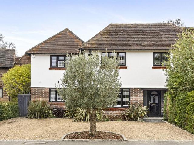 Oatlands Close, Weybridge, Surrey, KT13 6 bed semi detached house to rent £6,950 pcm £1,604 pw