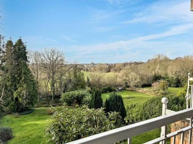 Oatlands Drive, Weybridge, 2 Bedroom Apartment