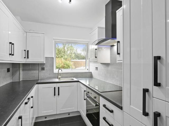 Oatlands Drive, Weybridge, KT13 2 bed flat to rent £1,650 pcm £381 pw