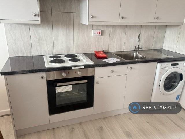 Oatlands Drive, Slough, SL1 2 bed flat to rent £1,375 pcm £317 pw