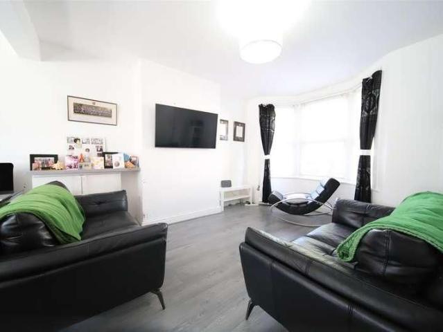 Oatlands Road, Enfield, EN3