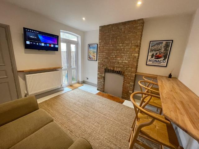 Oatlands Road Room 1