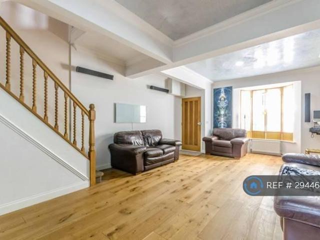 Oban Street, London, E14 3 bed terraced house to rent £2,850 pcm £658 pw