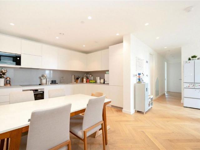 Oberman Road, London NW10 3 bed flat to rent £3,000 pcm £692 pw