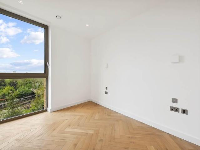 Oberman Road, London NW10 2 bed apartment to rent £2,500 pcm £577 pw