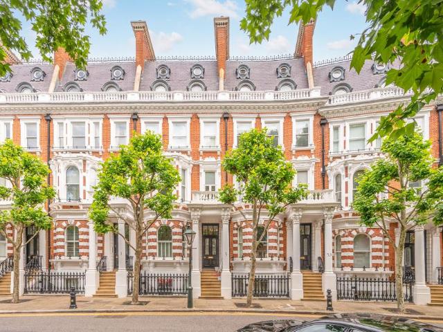 Observatory Gardens, W8, Kensington. 2 bed flat to rent £5,000 pcm £1,154 pw