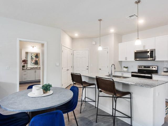 Obsidian on Glendale 2 Bedroom Apartment for Rent at 7601 W Glendale Ave, Glendale, AZ 85303