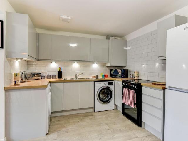 Odins Road, Bath BA2 6 bed house to rent £6,240 pcm £1,440 pw