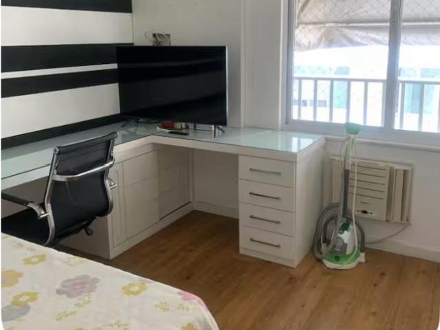 Ofereço um quarto com conforto, banheiro em frente com uma