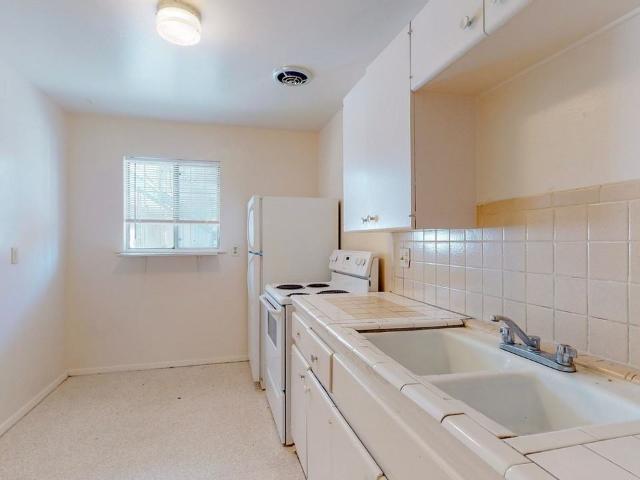 Off Campus Living 1 Bedroom Apartment for Rent at 2121 Gold Ave Se, Albuquerque, NM 87106 Silver Hill