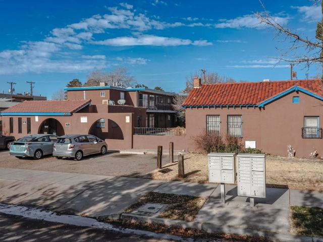 Off Campus Living Studio Apartment for Rent at 2121 Gold Ave Se, Albuquerque, NM 87106 Silver Hill