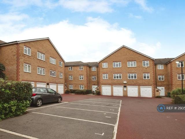 Off Brunswick Villas, London, SE5 1 bed flat to rent £1,600 pcm £369 pw