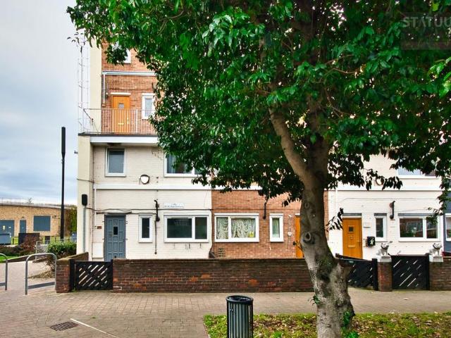 Off Burdett Road, Mile End, London, E3 4 bed maisonette to rent £3,700 pcm £854 pw