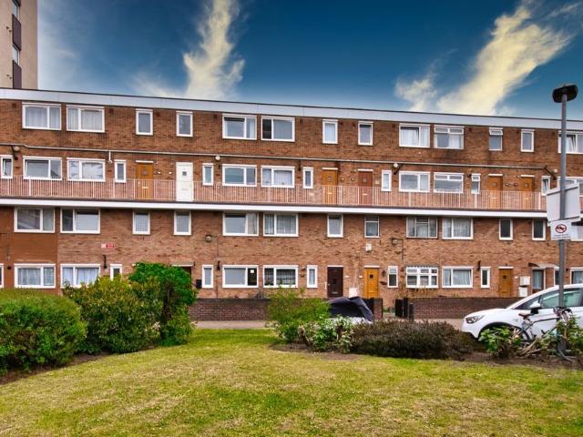 Off Burdett Road, Mile End, London E3, 3 bed maisonette to rent, £3,000 pcm | PrimeLocation