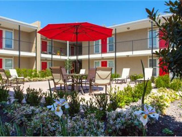 offers the best of both worlds when it comes to apartment living. Pet OK!
