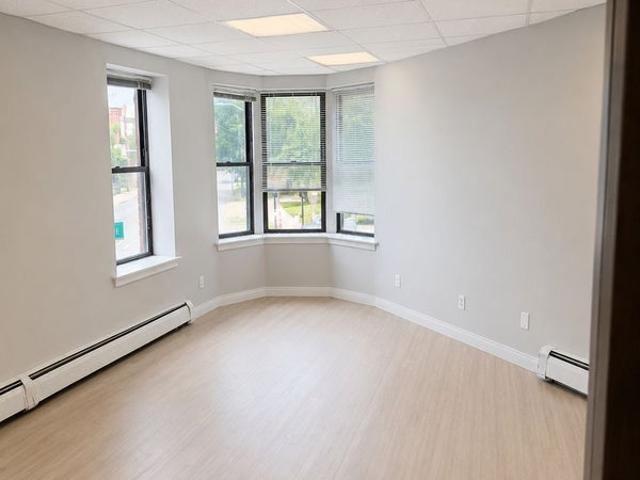 OFFICE SUITE FOR RENT_APPROX. 800 SF