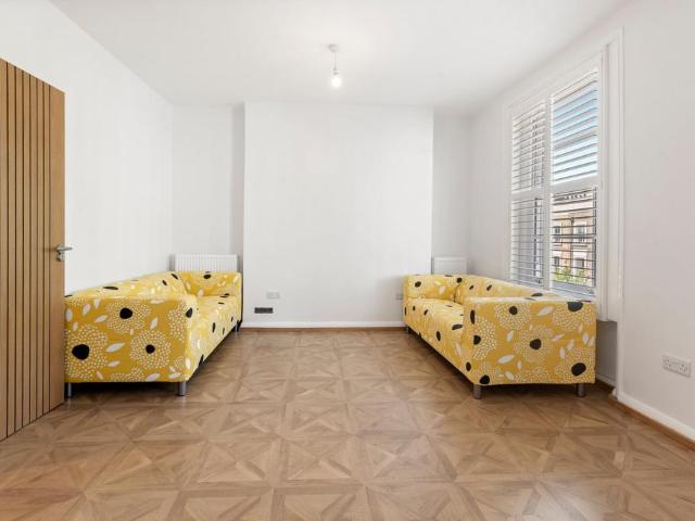 Offord Road, Barnsbury, Islington. 2 bed flat to rent £3,750 pcm £865 pw