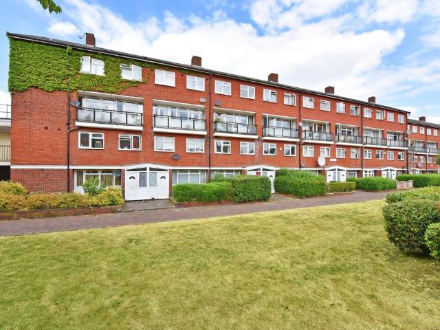 Olney Road, London SE17 4 bed maisonette to rent £3,813 pcm £880 pw