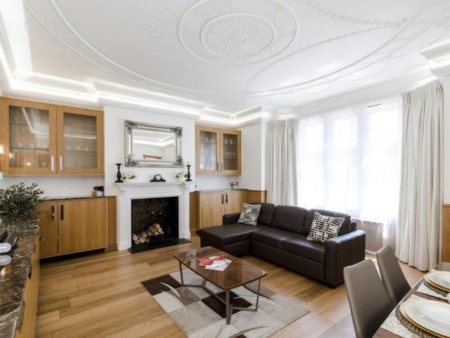Old Court Place Kensington W8 1 bed flat to rent £3,200 pcm £738 pw