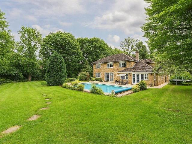 Old Avenue, West Byfleet, Surrey, KT14 5 bed detached house to rent £5,950 pcm £1,373 pw